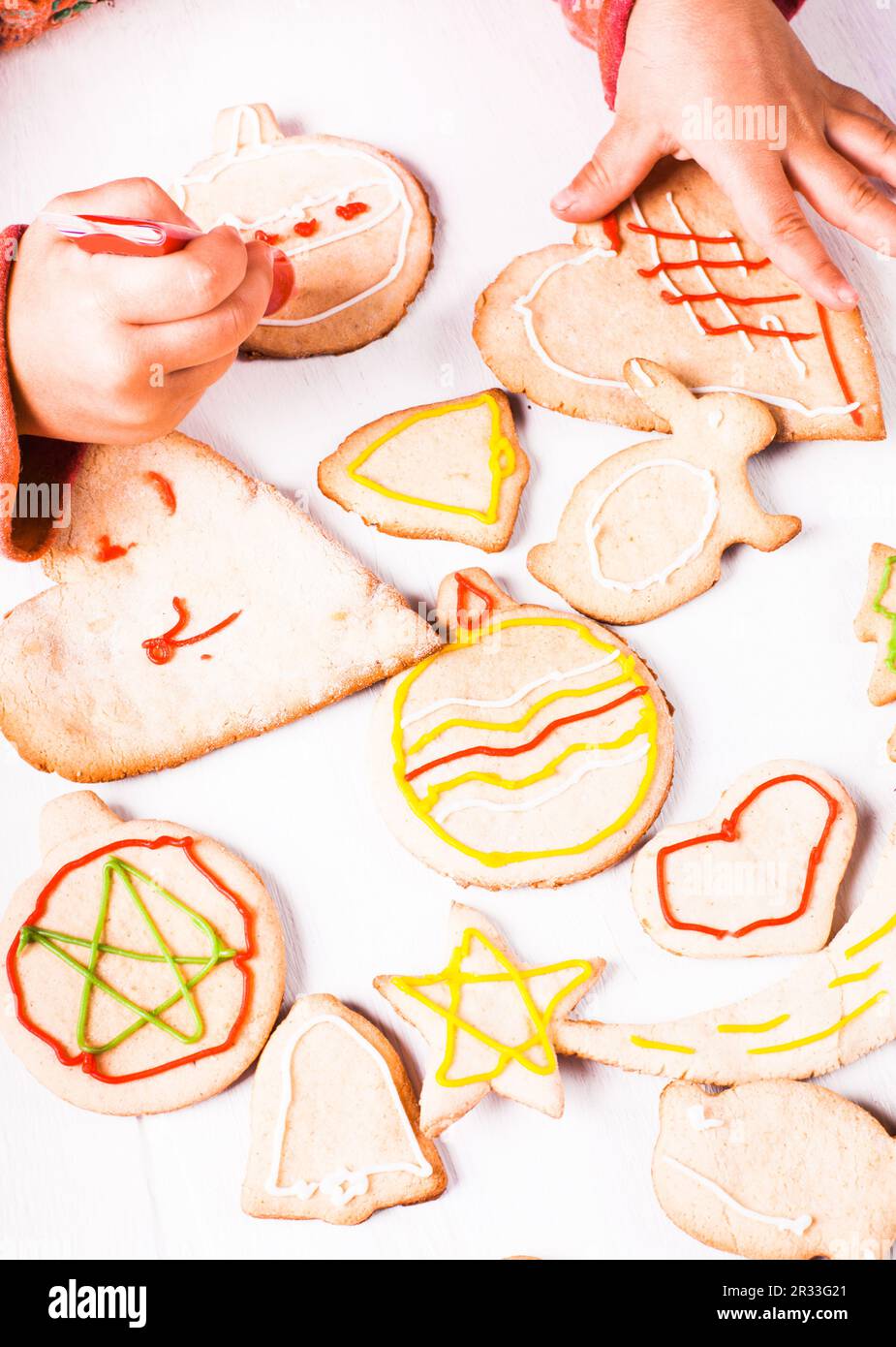 Draw on gingerbread cookies Stock Photo - Alamy