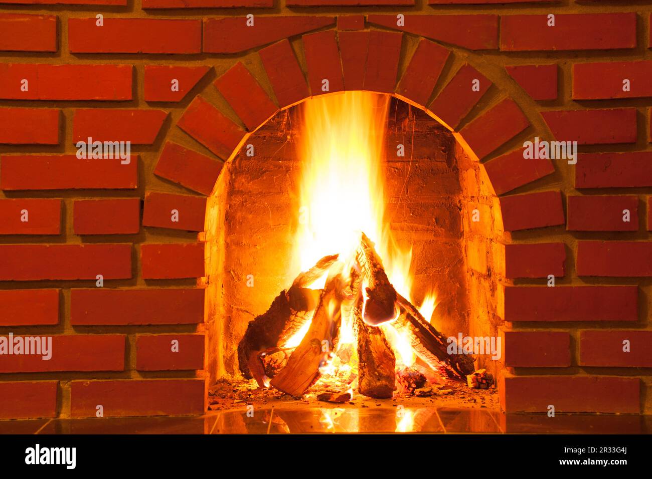 Brick arch fireplace hi-res stock photography and images - Alamy