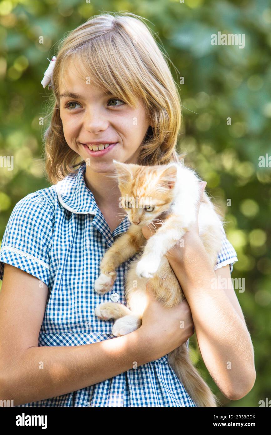 Girl play with kitten Stock Photo - Alamy