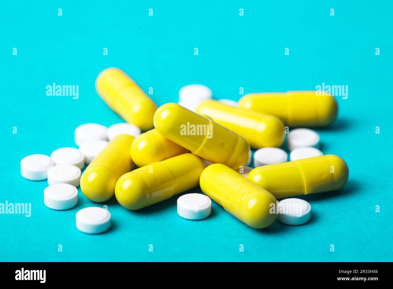 White medicine pills Stock Photo - Alamy