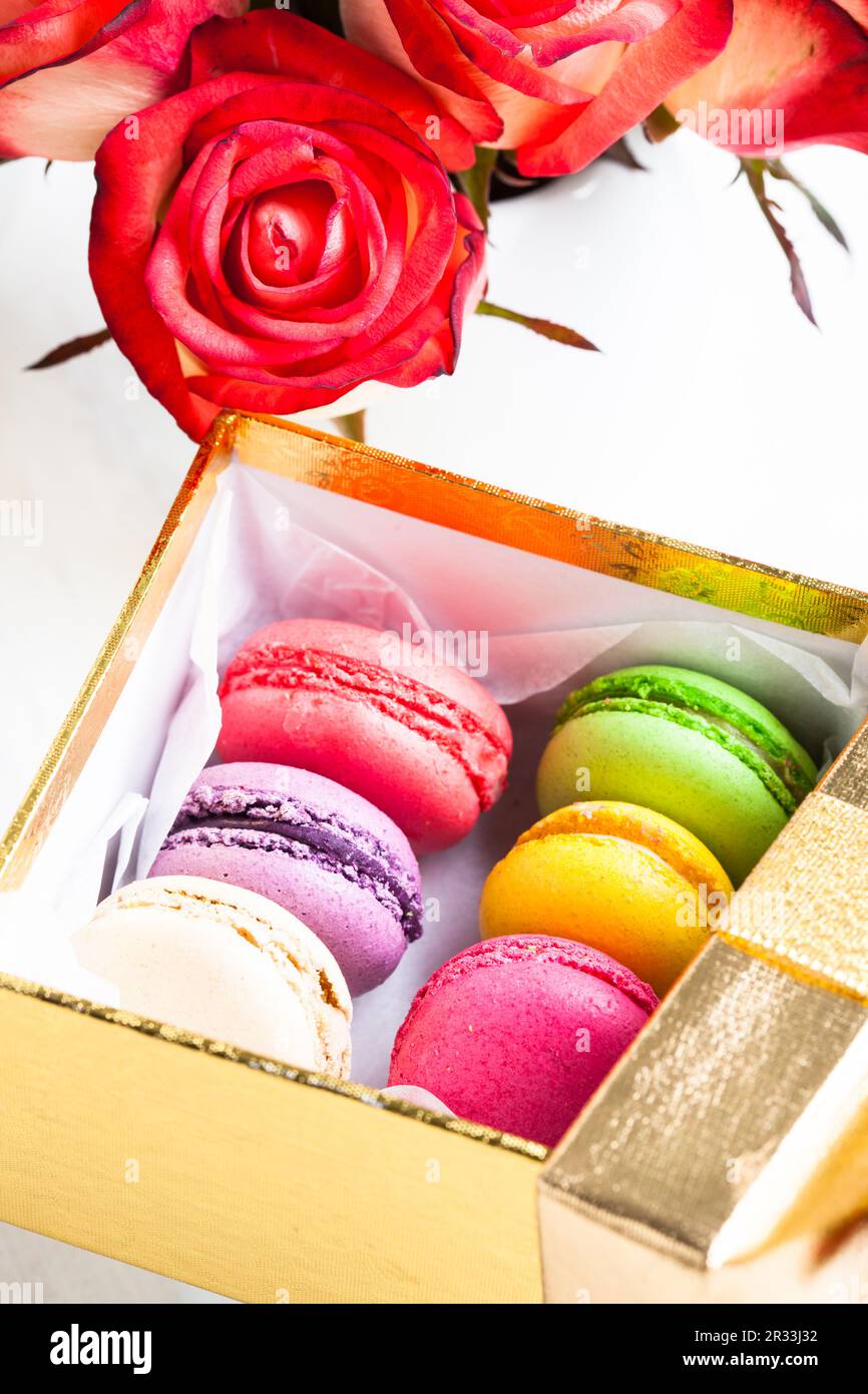 Gold macaroons hi-res stock photography and images - Alamy