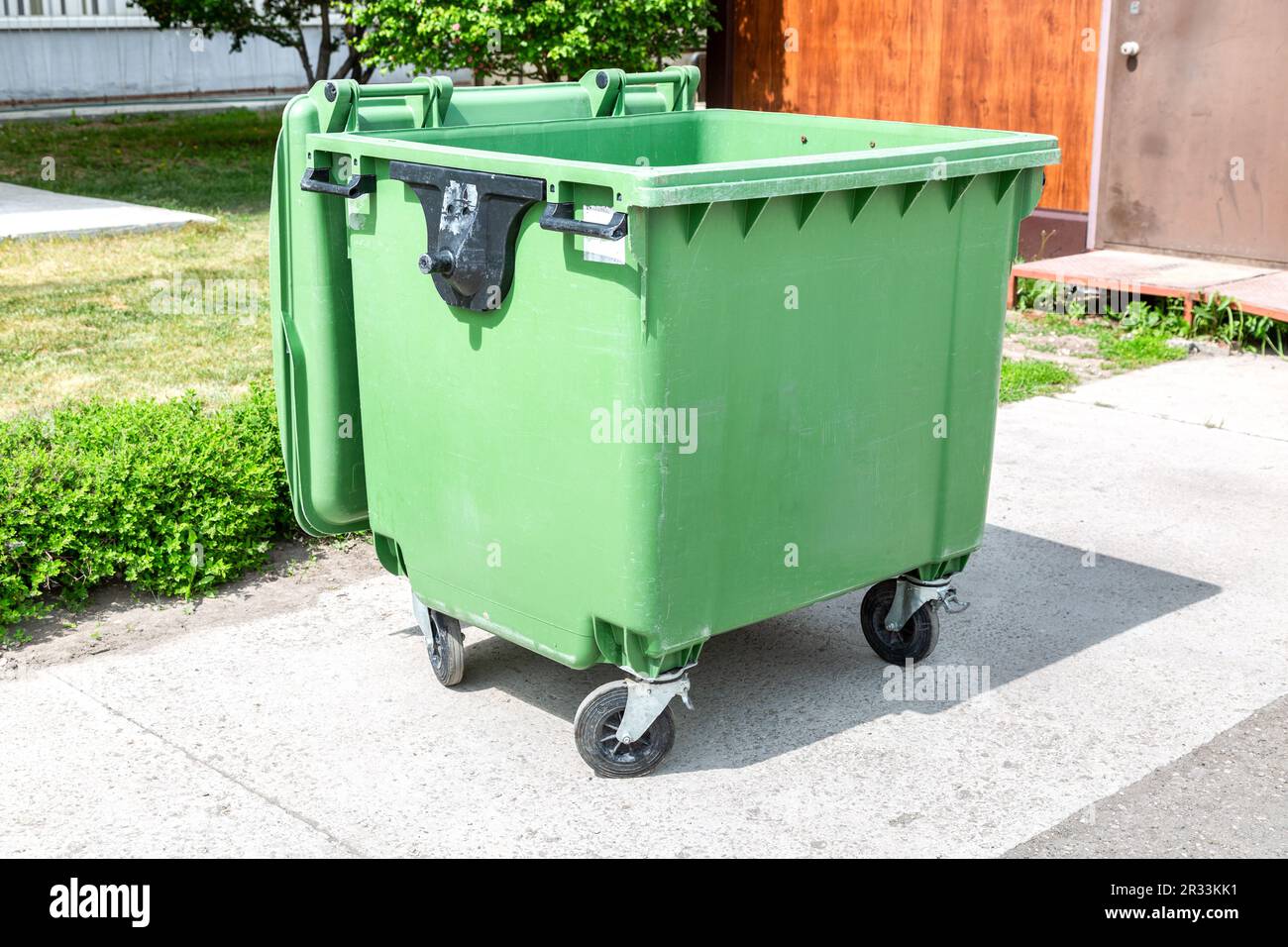 Opened dumpster hi-res stock photography and images - Alamy