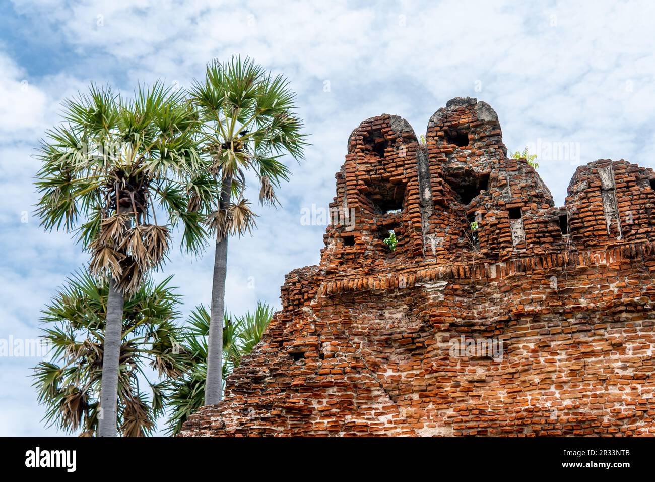 The high resolution of Alamparai Fort reveals a compelling visual story ...