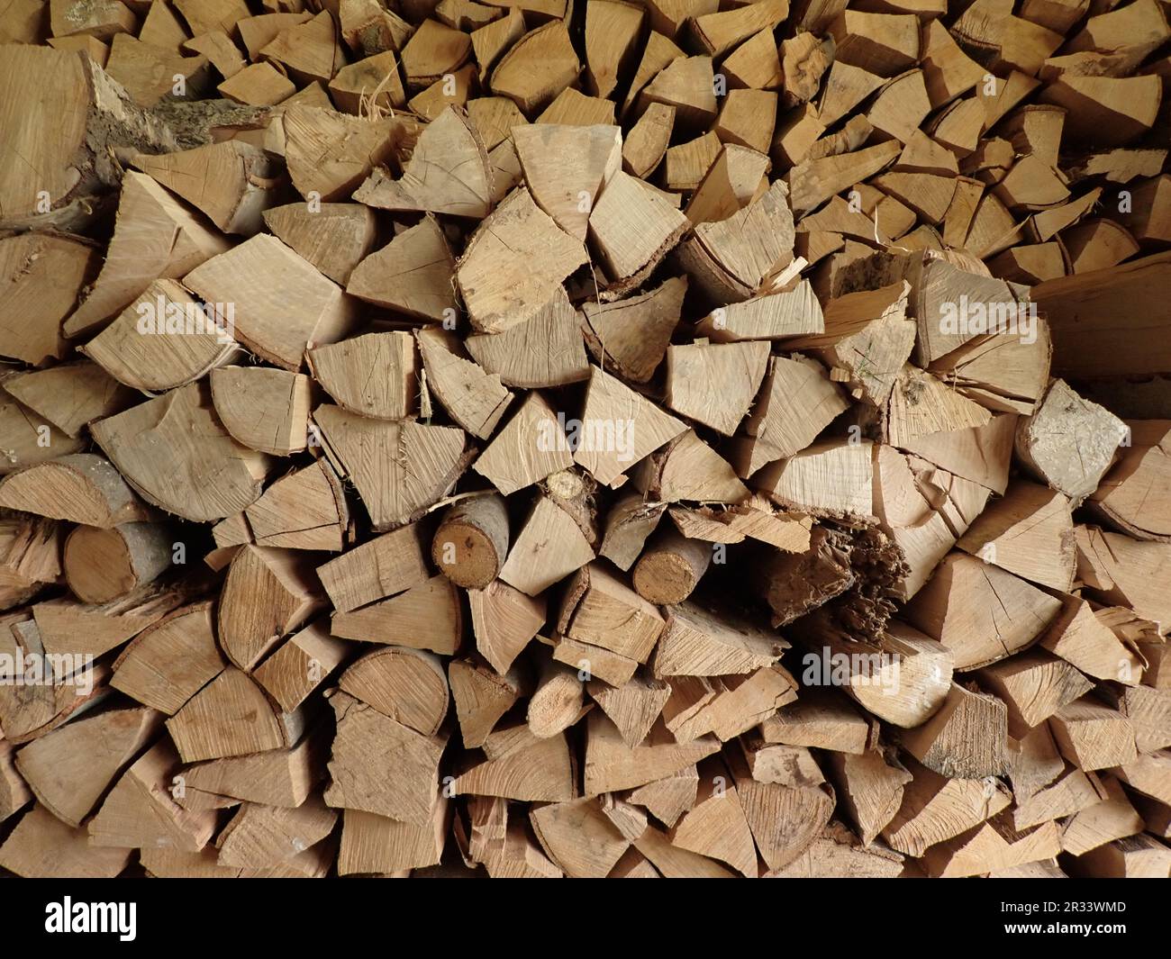 a pile of chopped wood Stock Photo - Alamy