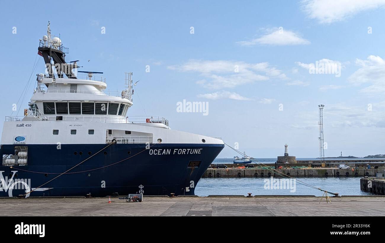 Boats in Peterhead harbour Stock Photo - Alamy