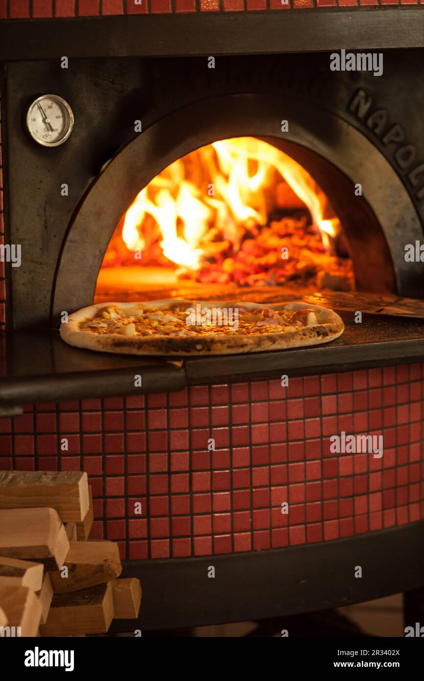 Brick oven hot pizza hi-res stock photography and images - Alamy