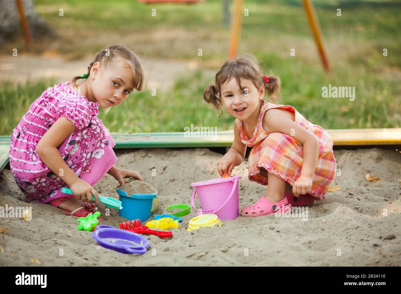 Two kids playing in sandbox hi-res stock photography and images - Alamy