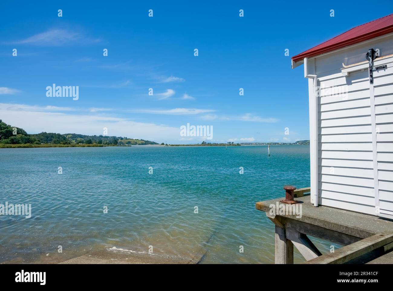 Leading lines of white wall planks of wharf shed by Big Omaha bay Stock ...