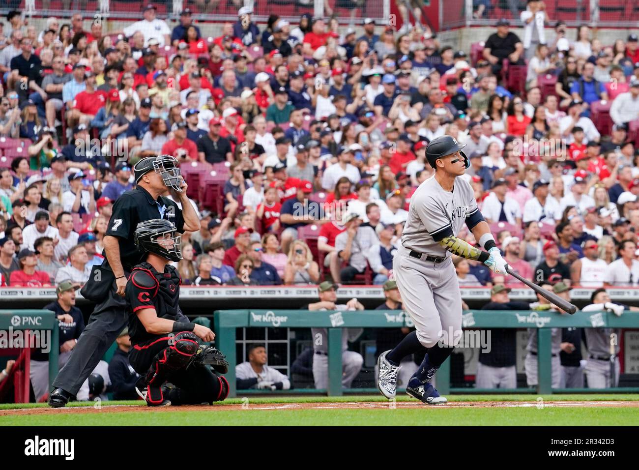 New York Yankees' Aaron Judge (99) watches his solo home run against ...