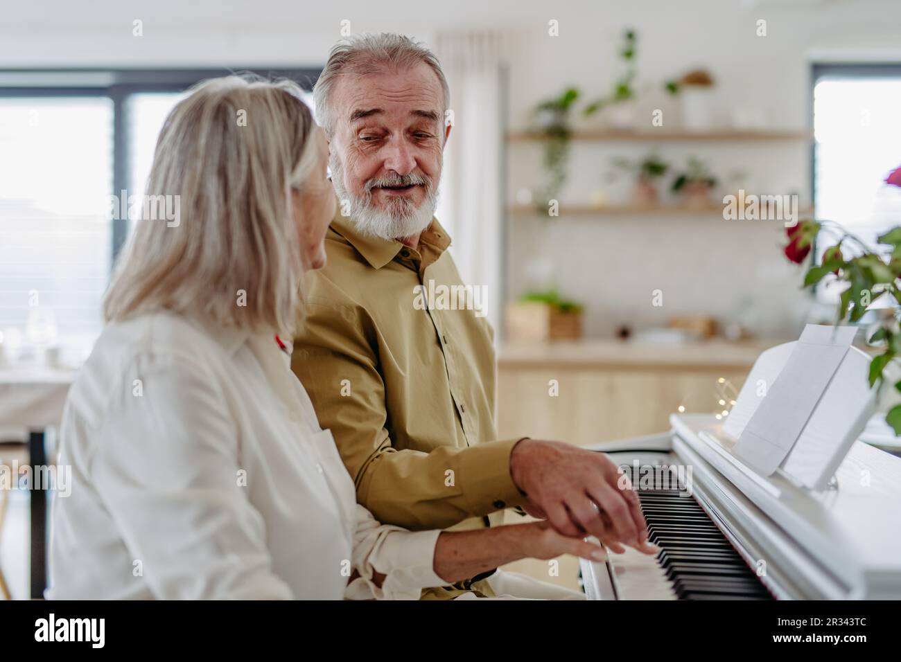 Couple at a piano hi-res stock photography and images - Alamy