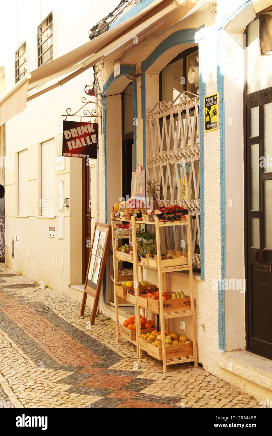 Grocery store produce outside hi-res stock photography and images - Alamy