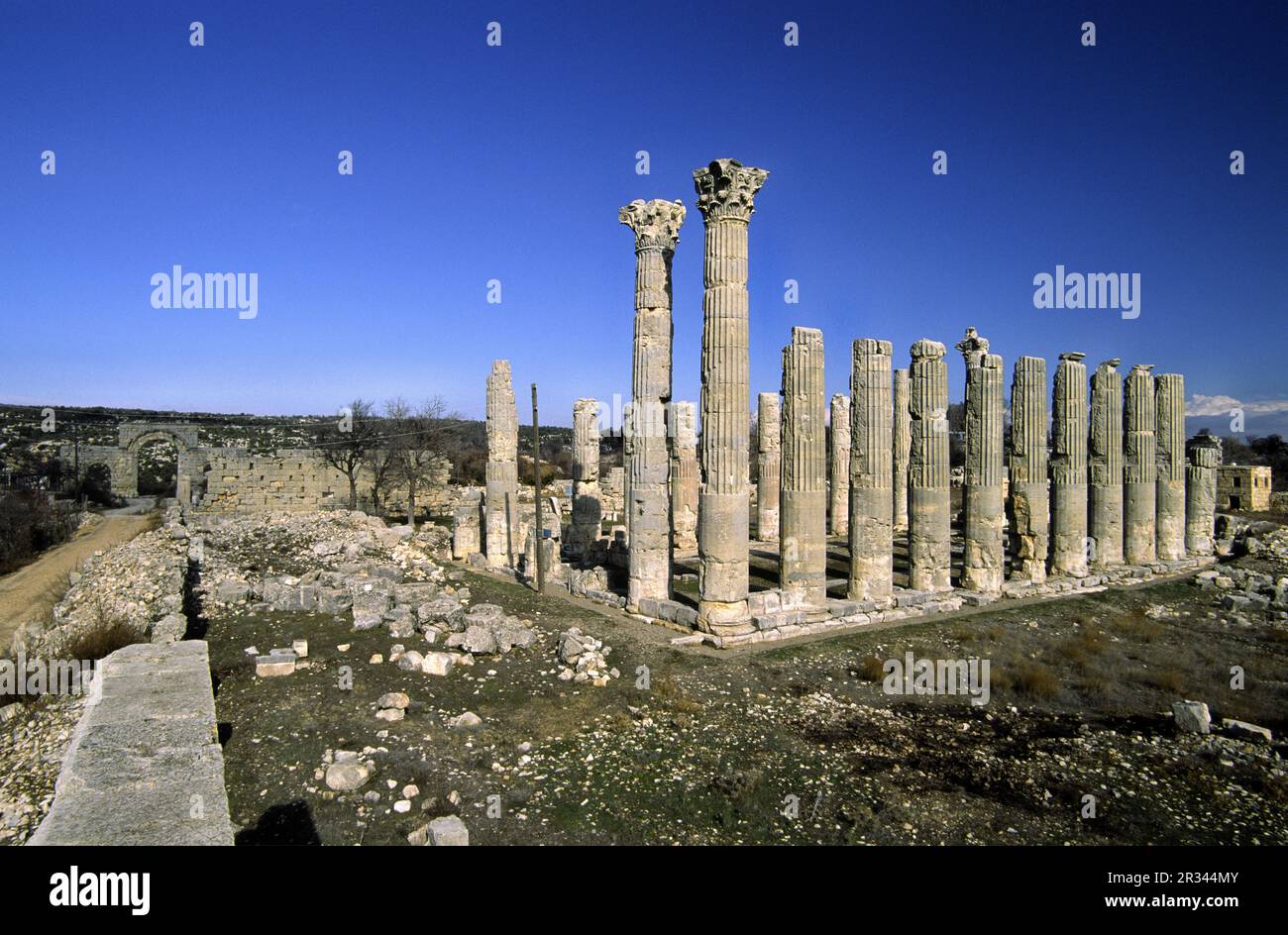 Templo de Zeus-Olbius(300a.C.) .Pueblo de Uzuncaburç(diocesarea ...