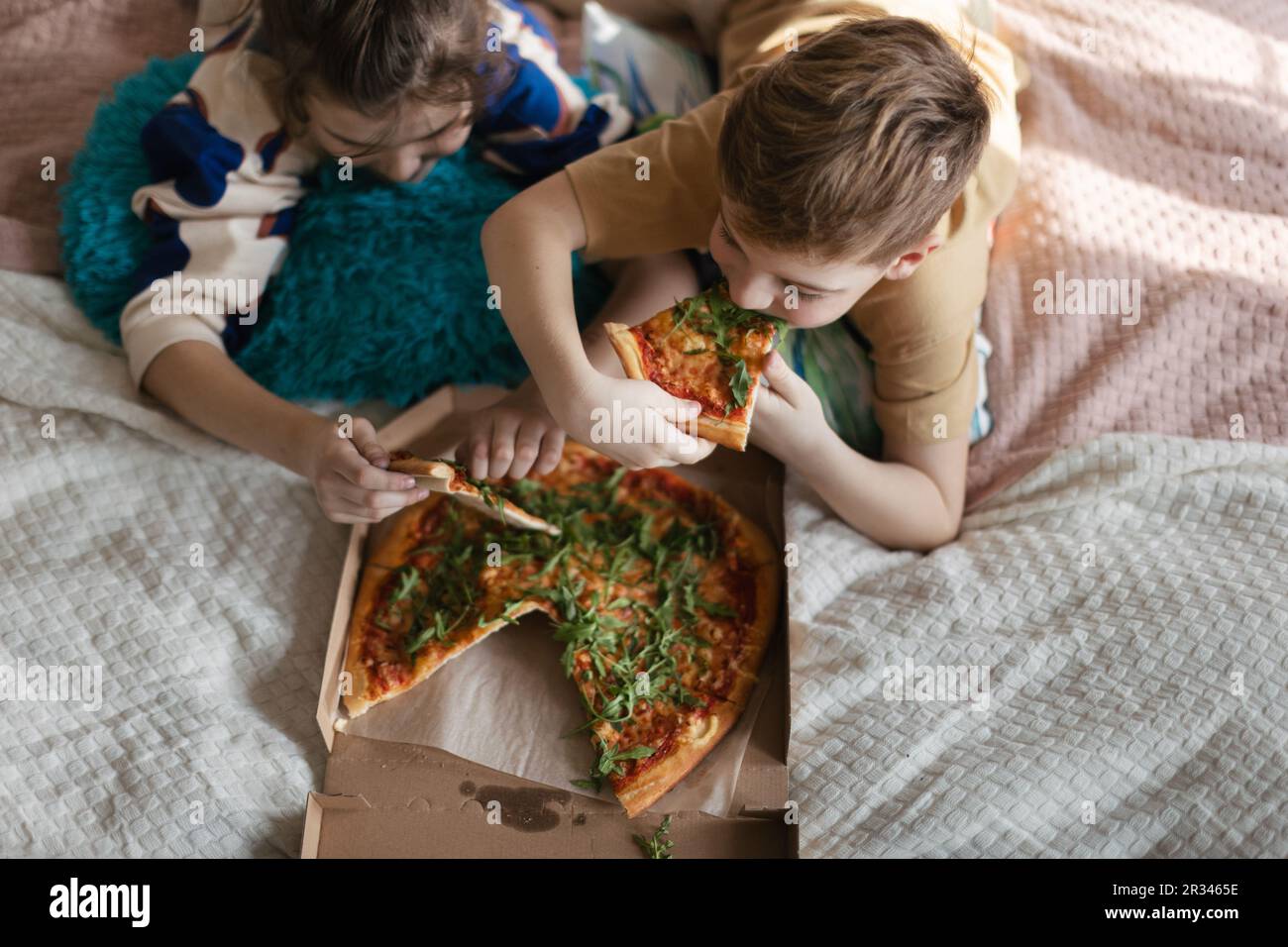 Children sharing a pizza hi-res stock photography and images - Alamy