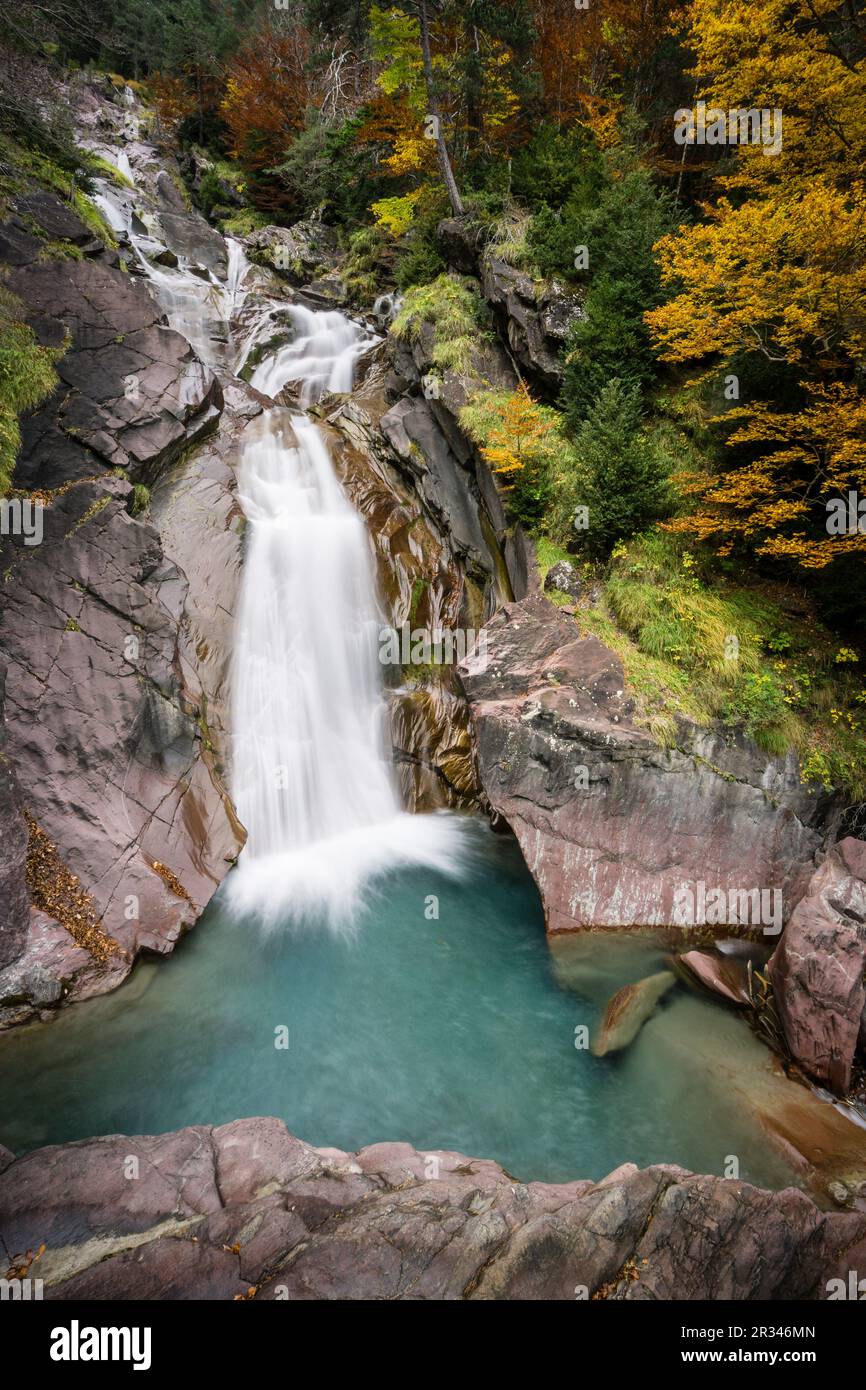 cascada en el rio Cinca, valle de Pineta, parque nacional de Ordesa y ...