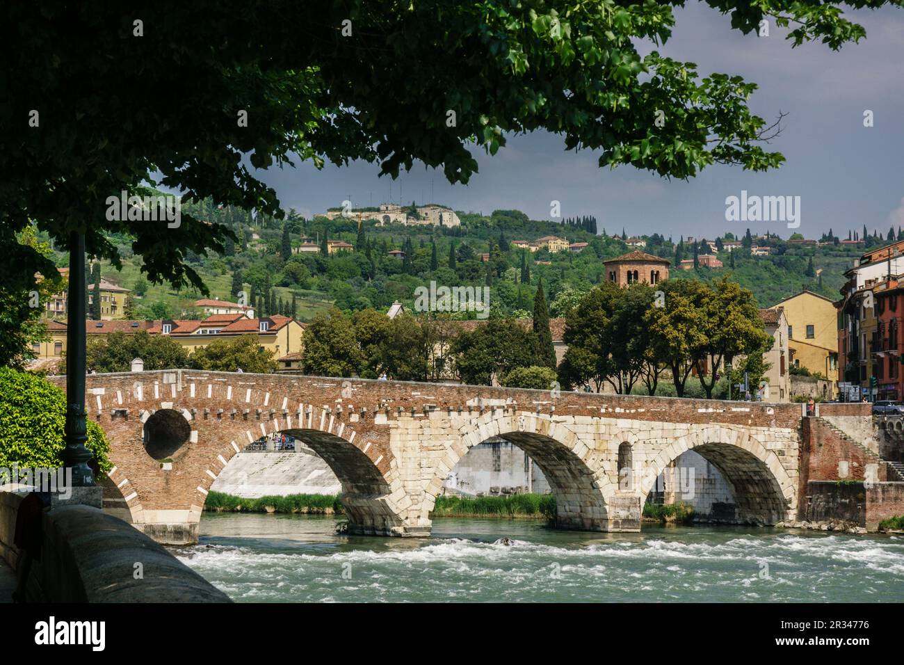 puente de piedra sobre el rio Adige, -Pons Marmoreus-, Verona, patrimonio de la humanidad ...
