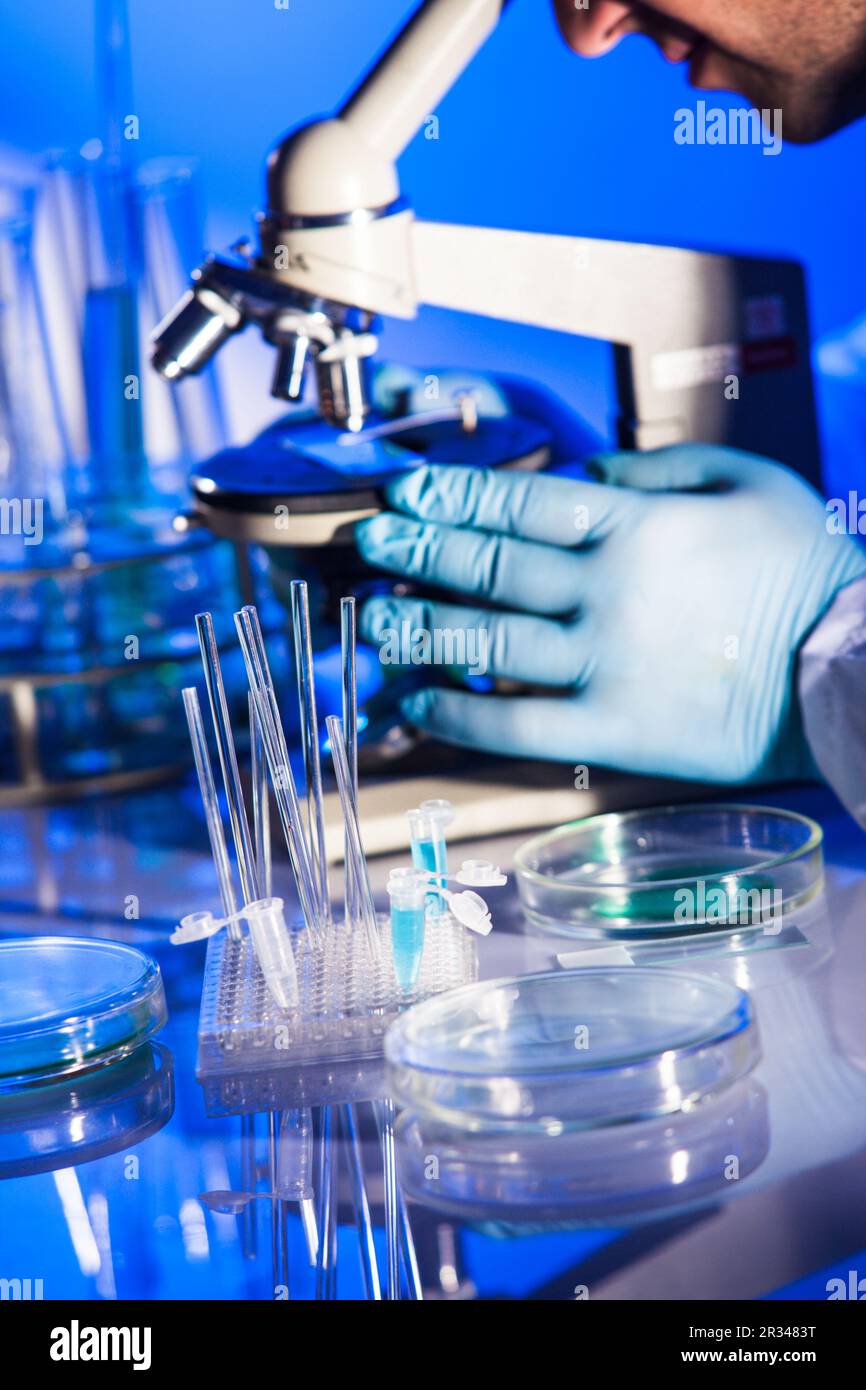 Science experiment man hi-res stock photography and images - Alamy