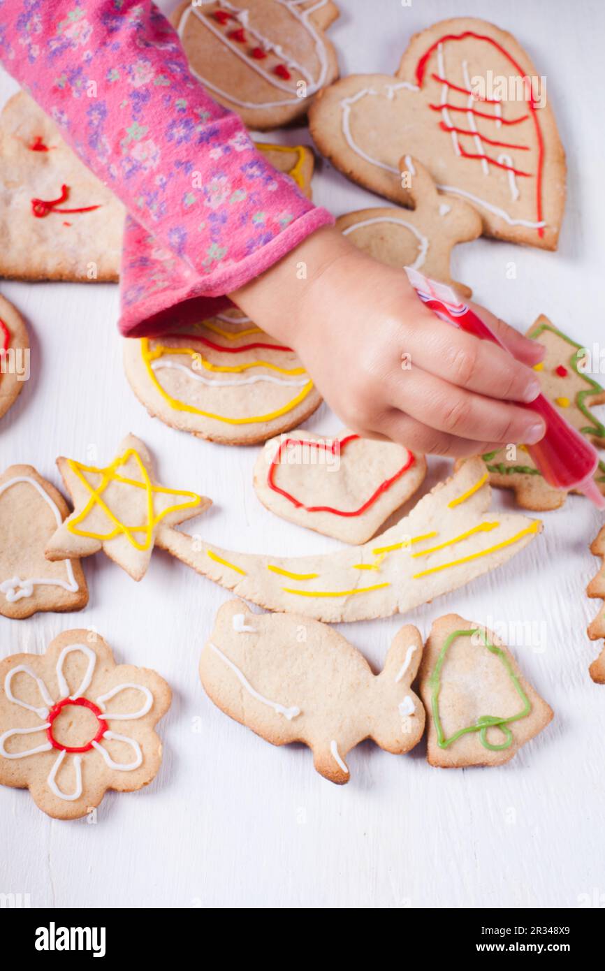 Draw on gingerbread cookies Stock Photo - Alamy