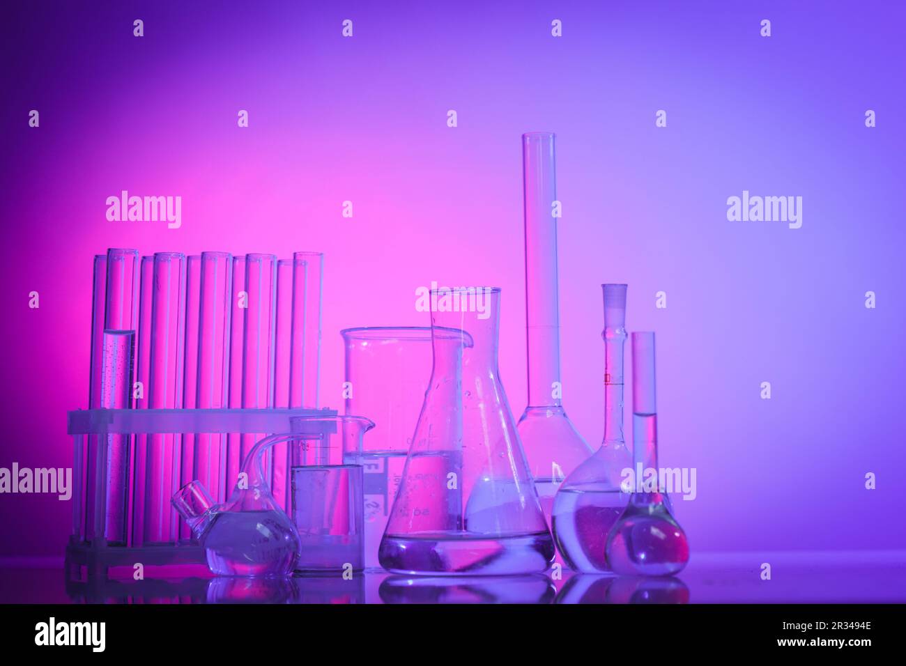 Retort laboratory hi-res stock photography and images - Alamy