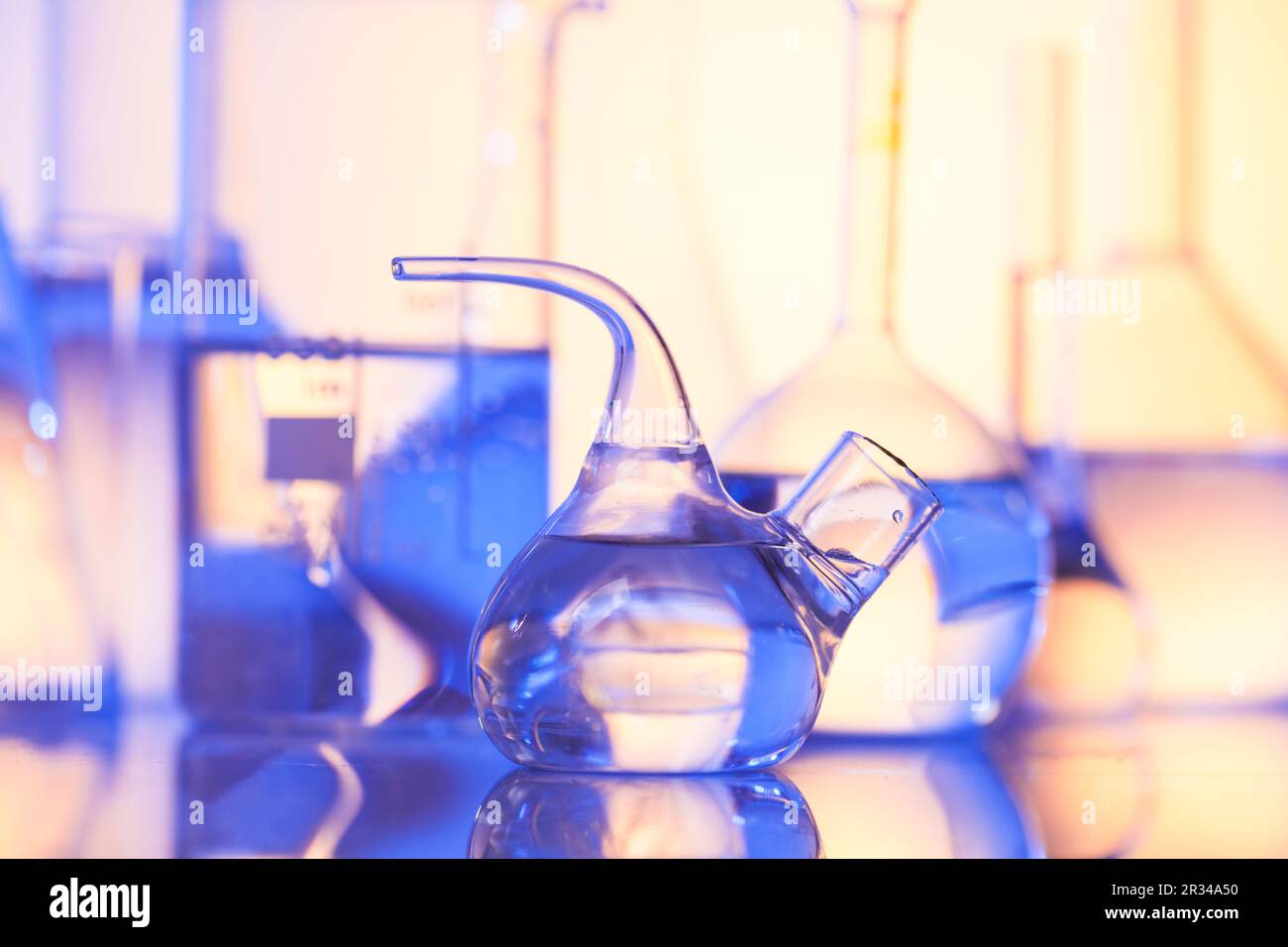 Retort laboratory hi-res stock photography and images - Alamy