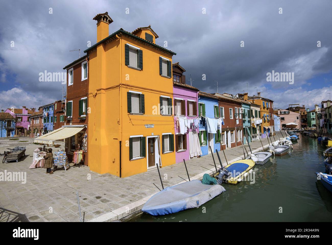 Casas pintadas italia hi-res stock photography and images - Alamy