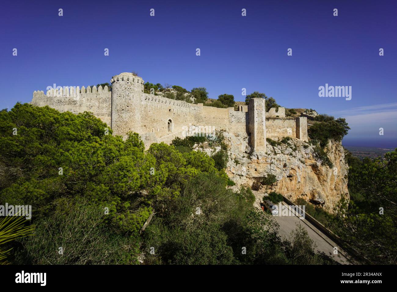 Castillo de Santueri, castillo medieval reconstruido sobre ruinas de ...