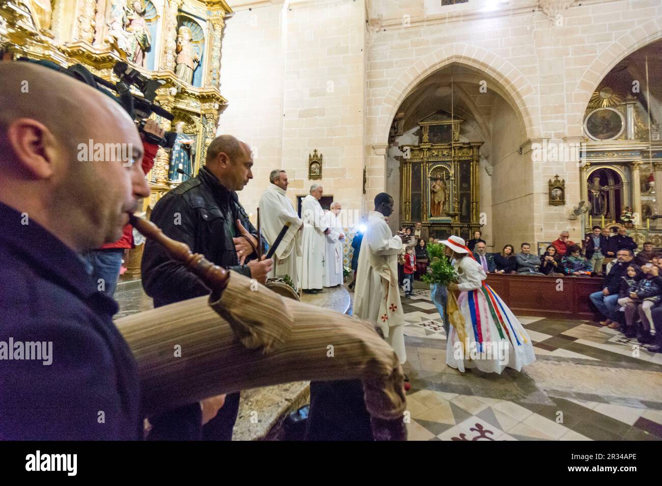 Mass tribute Sant Honorat, patron saint of the town, cossiers dancing ...