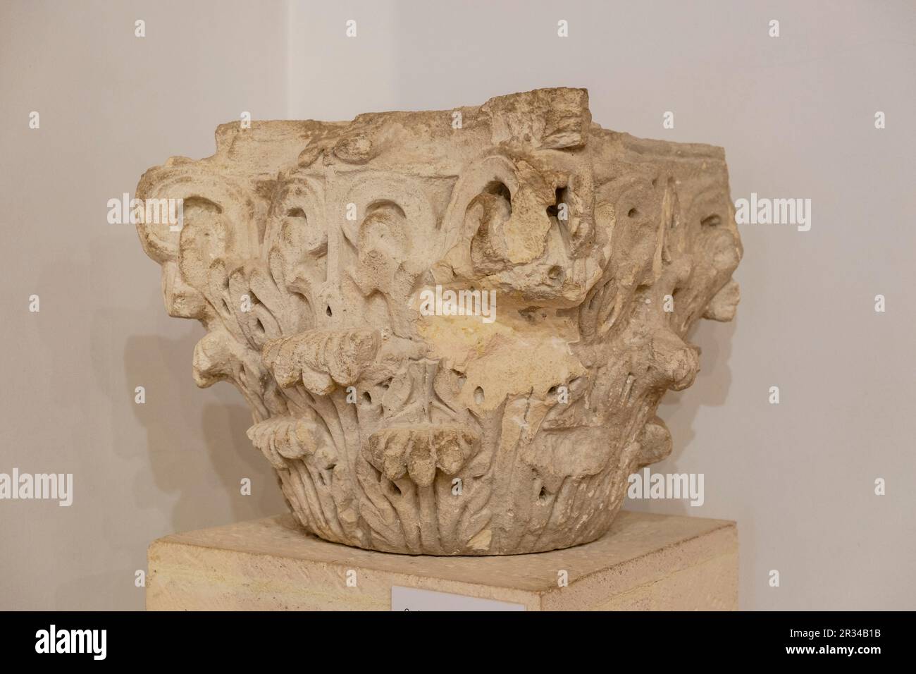 capitel corintio de la vivienda de Caius Lulius Silvanus, siglo III ...