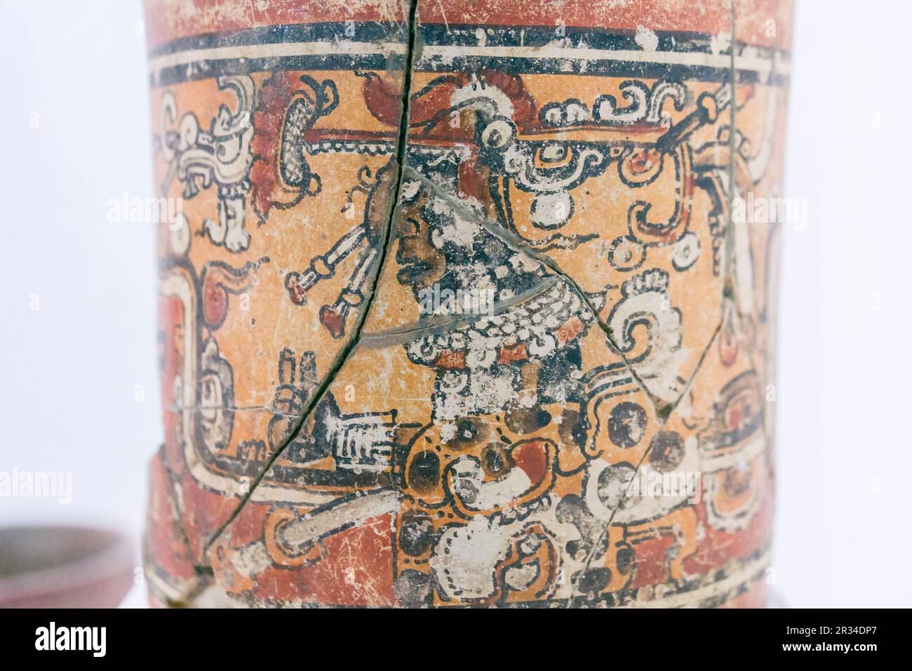 gobernante con piel de jaguar sentado en una canoa y tocado con una ...