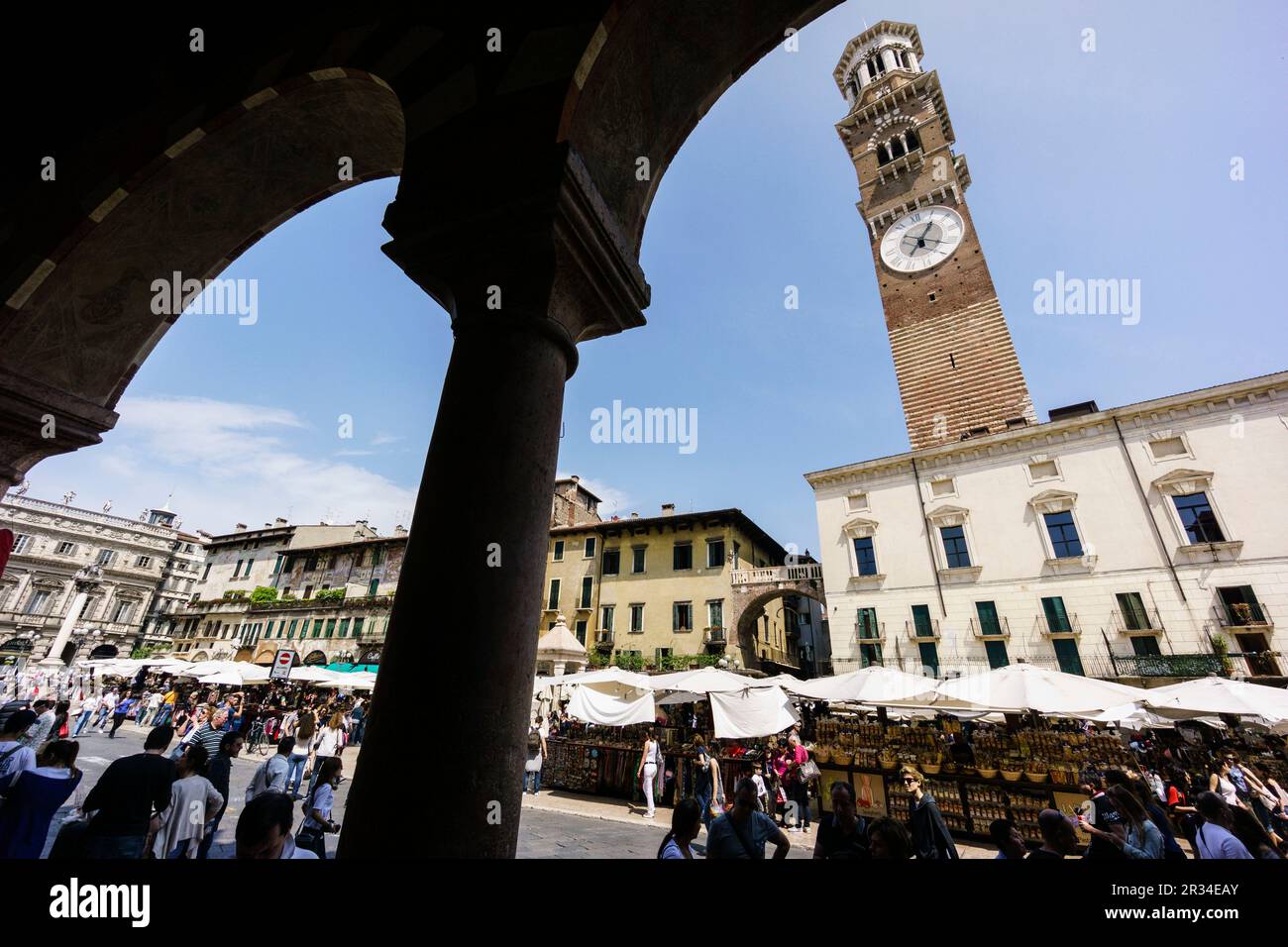 Torre dei Lamberti, Piazza delle Erbe , Verona, patrimonio de la ...