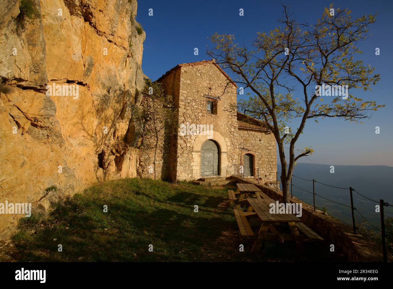 Ermita de origen románico de la Mare de Déu de la Pedra. valle de Àger ...