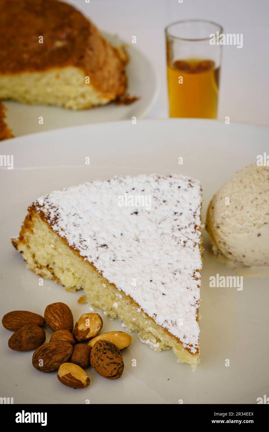Bizcocho tipico mallorquin, Gato de almendras con helado, Mallorca ...