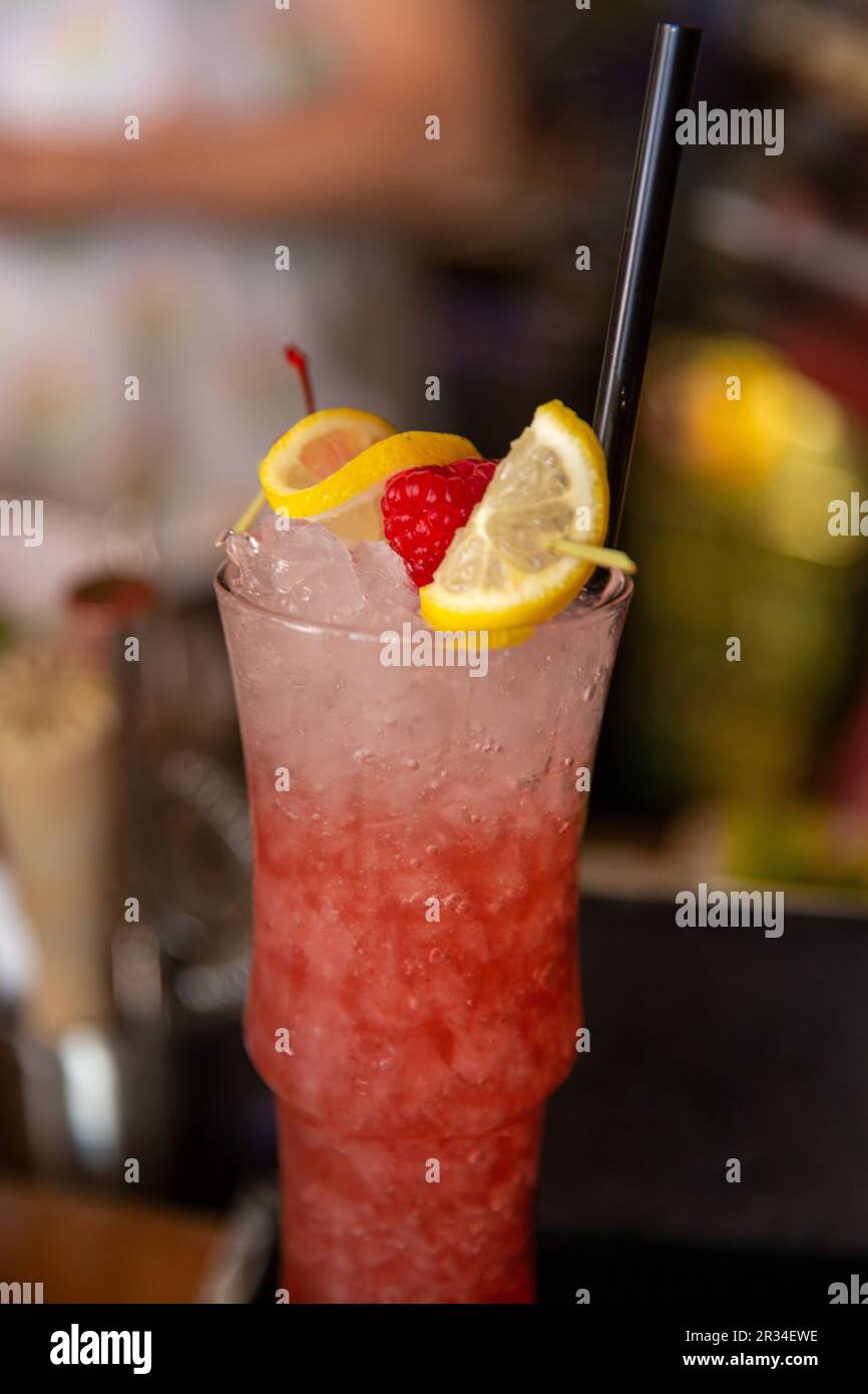 Strawberry lemonade on ice at a tiki bar Stock Photo - Alamy