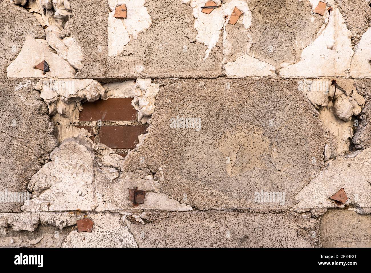 A wall with blobs of cement and without the covering of the tiles ...