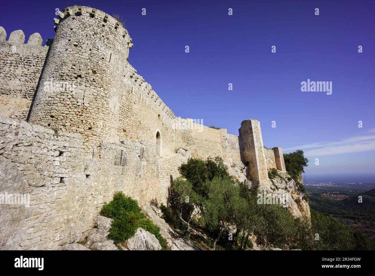 Castillo de Santueri, castillo medieval reconstruido sobre ruinas de ...