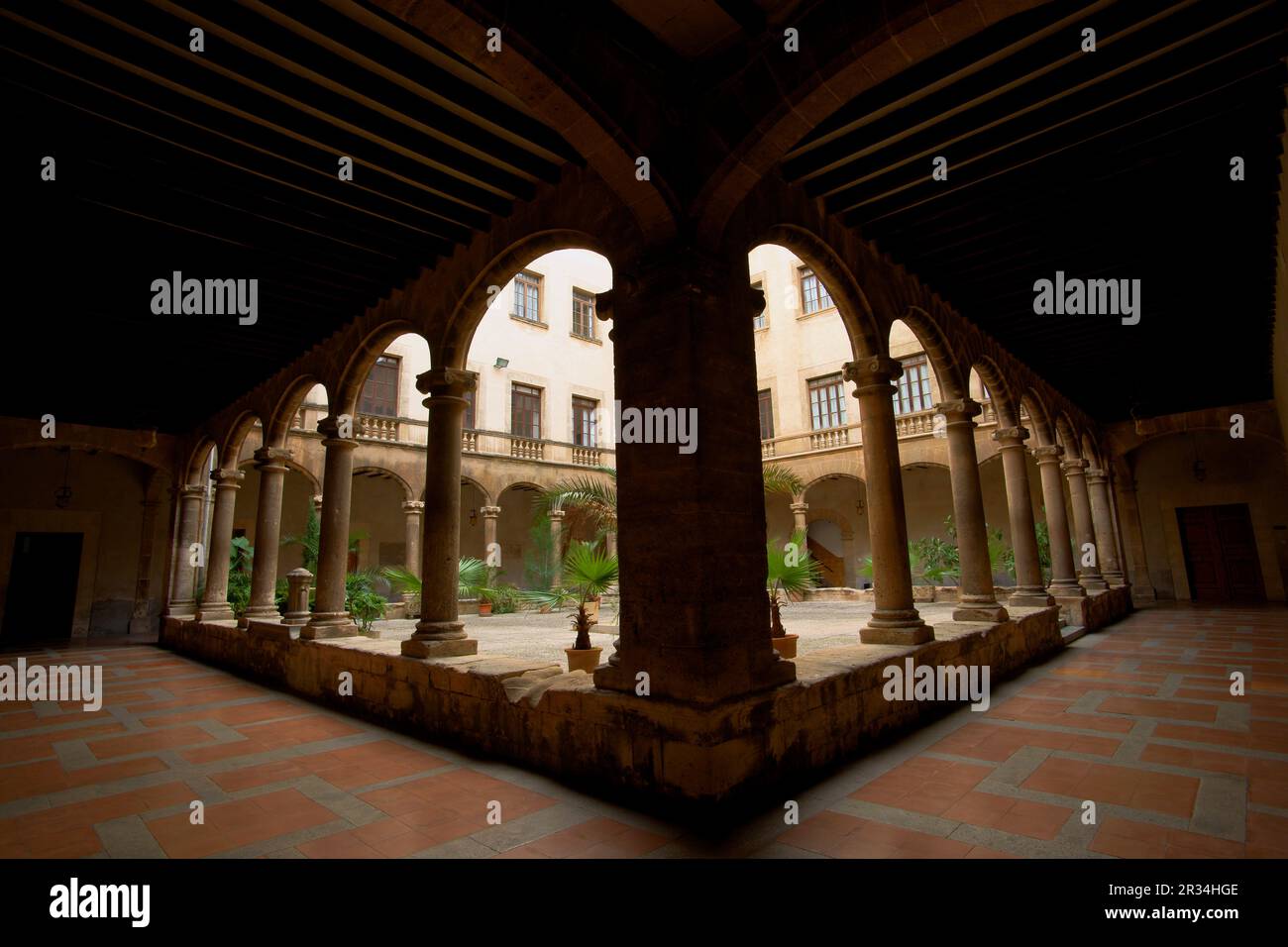 Claustro de Monti-Sion, Es Call (Juderia).Centro historico.Palma ...