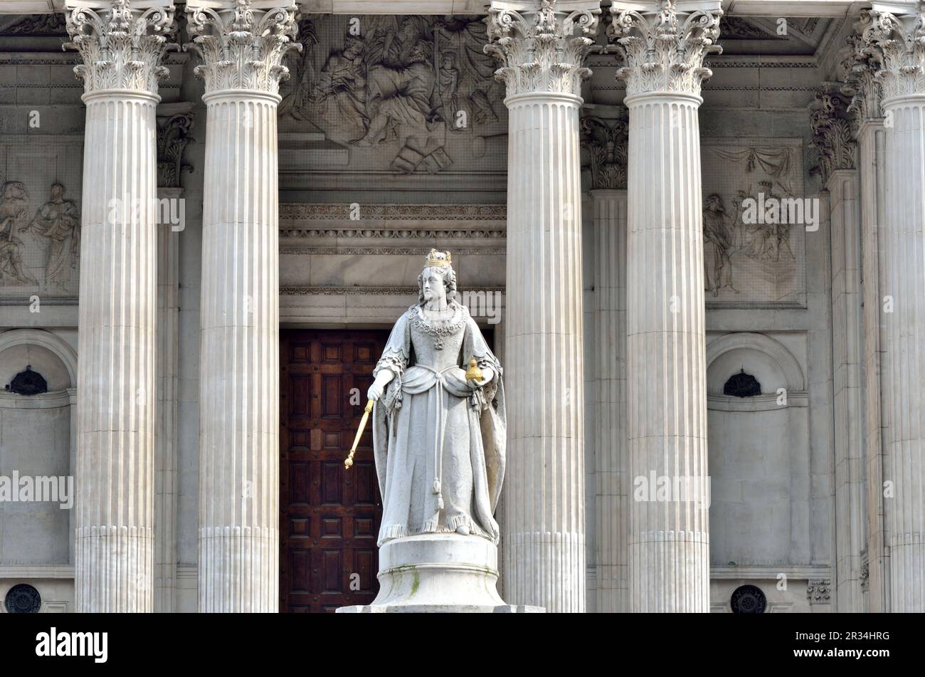 Statue of Queen Victoria in front of St Pauls with columns Stock Photo ...