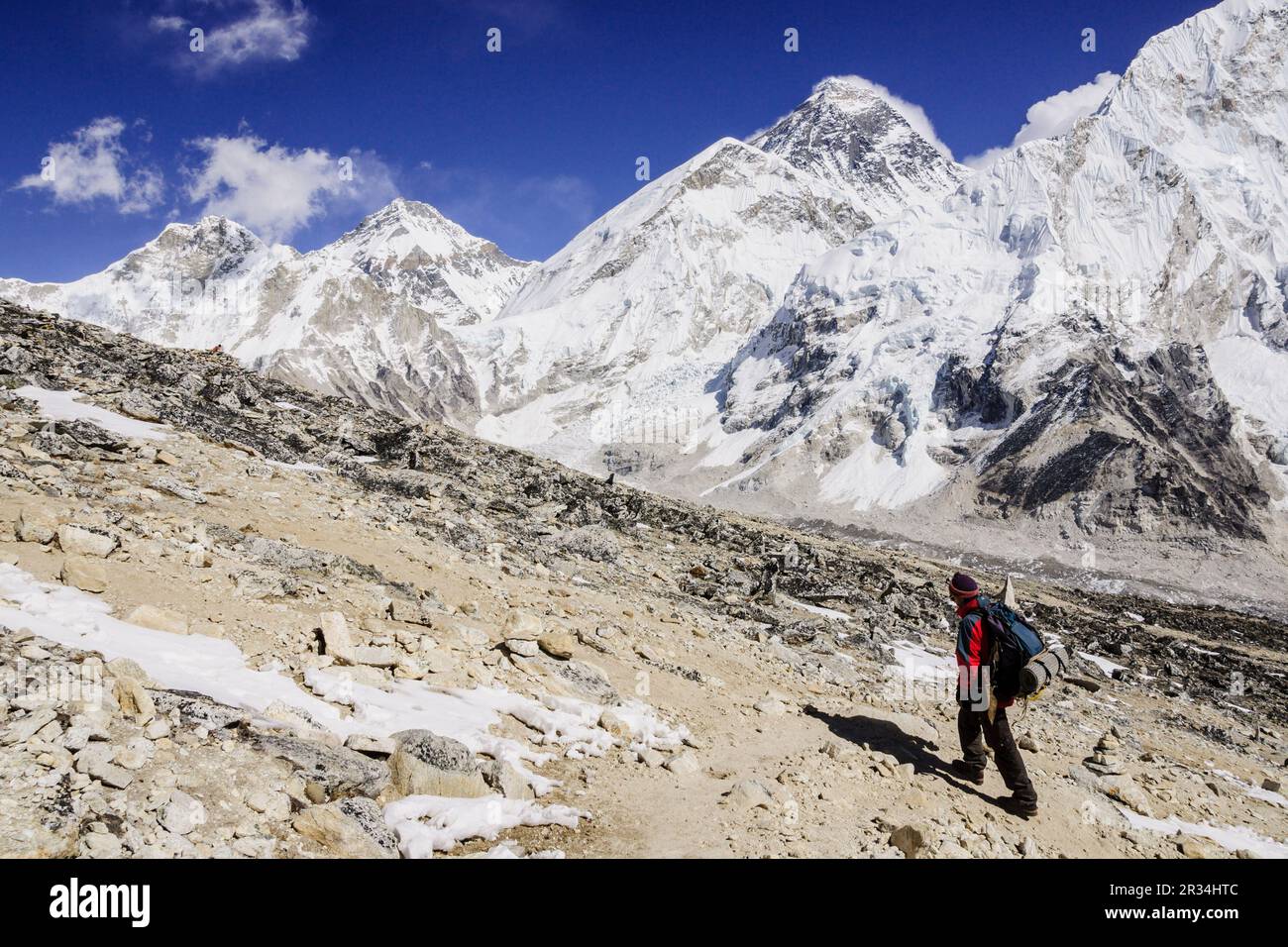 montañero en el glaciar de Khumbu y monte Everest ,8848mts.Sagarmatha National Park, Khumbu ...