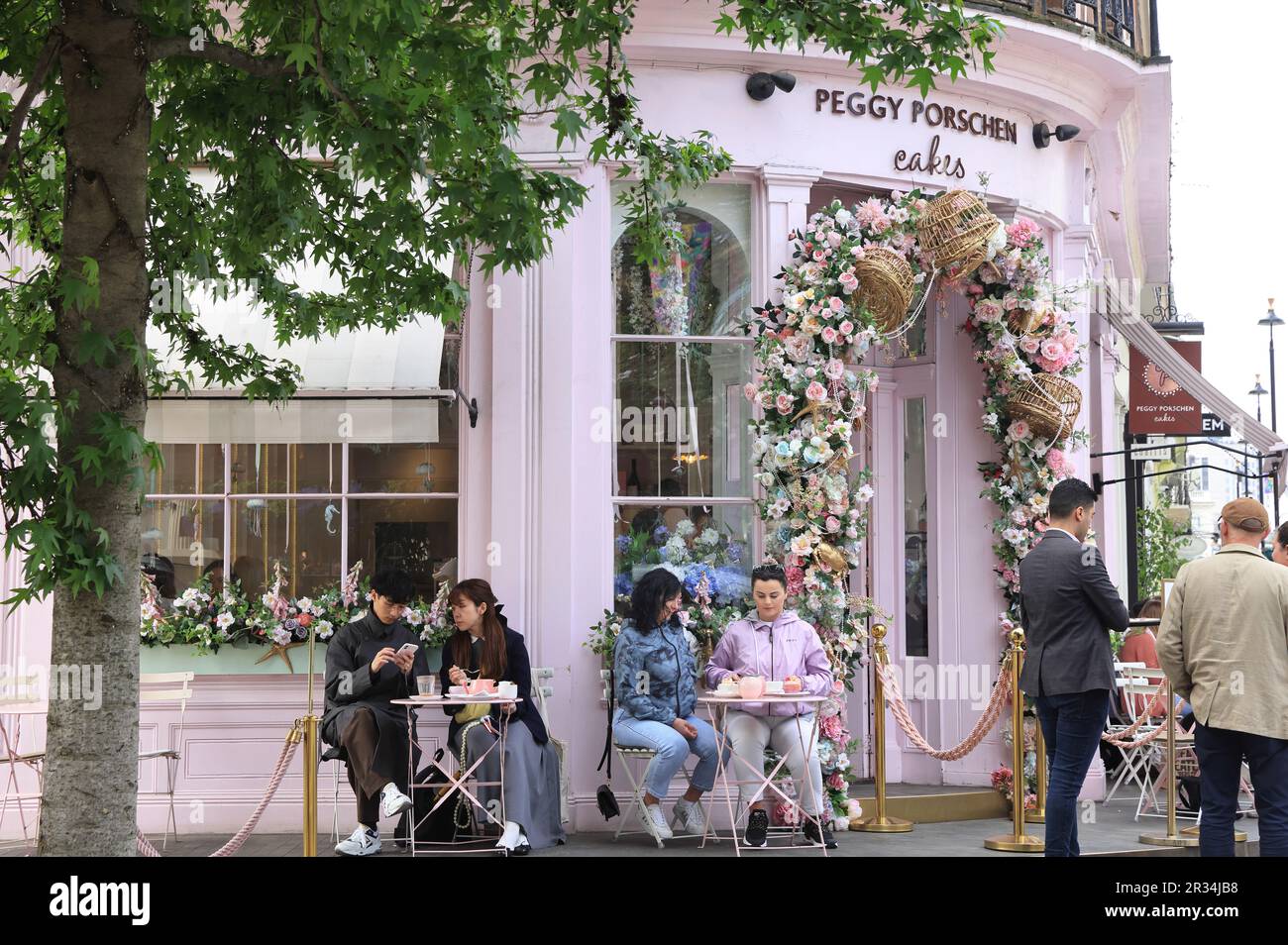 Elizabeth street belgravia shops hi-res stock photography and images ...