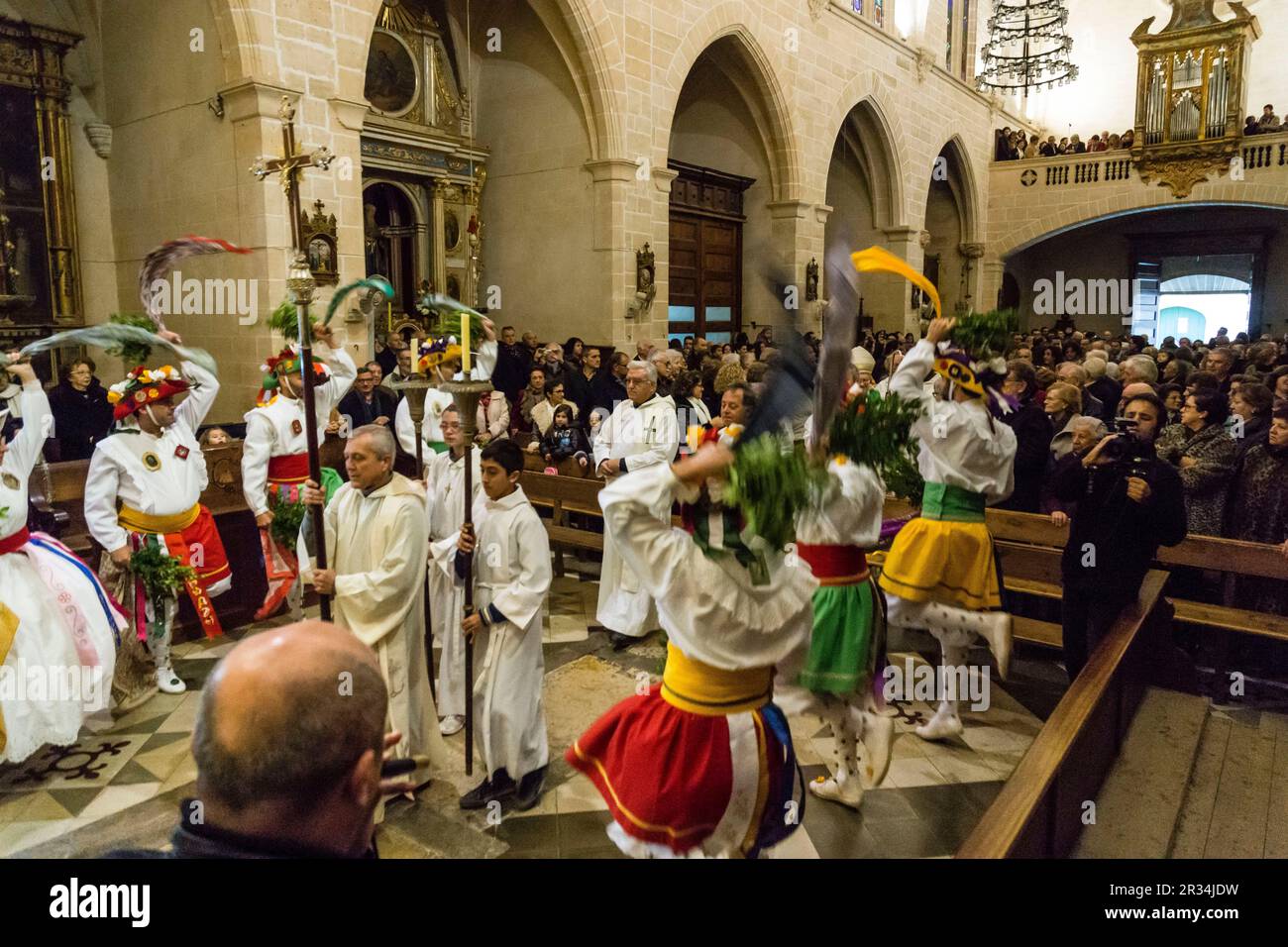 Mass tribute Sant Honorat, patron saint of the town, cossiers dancing ...