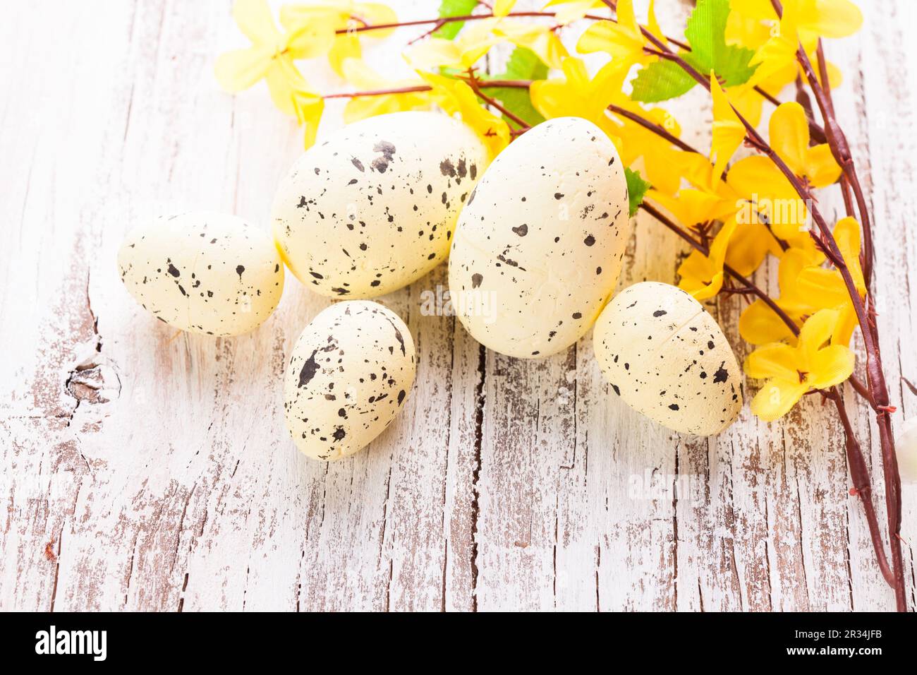 Yellow eggs hi-res stock photography and images - Alamy