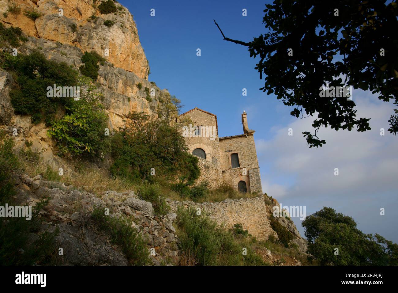 Ermita de origen románico de la Mare de Déu de la Pedra. valle de Àger ...