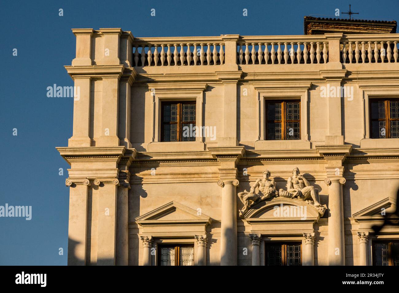 esculturas en la fachada del palacio nuevo, Biblioteca Civica Angelo ...