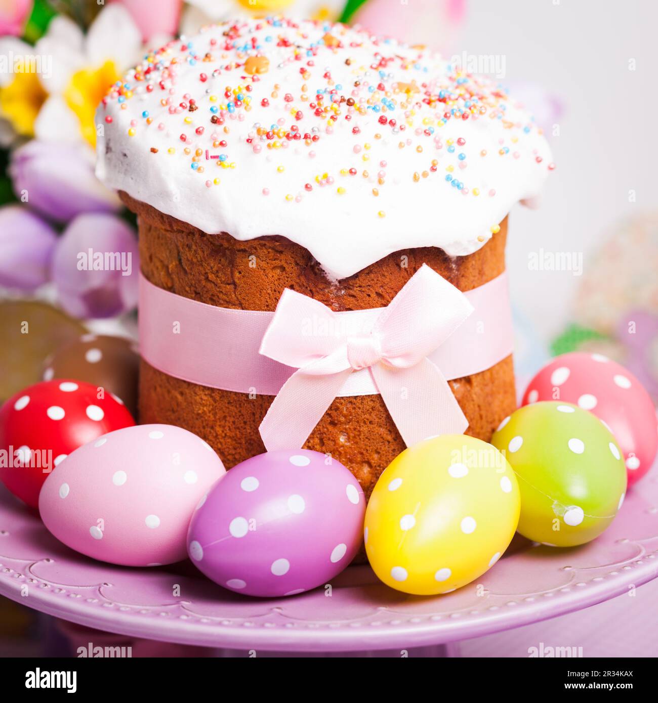Yellow polka dot cake hi-res stock photography and images - Alamy