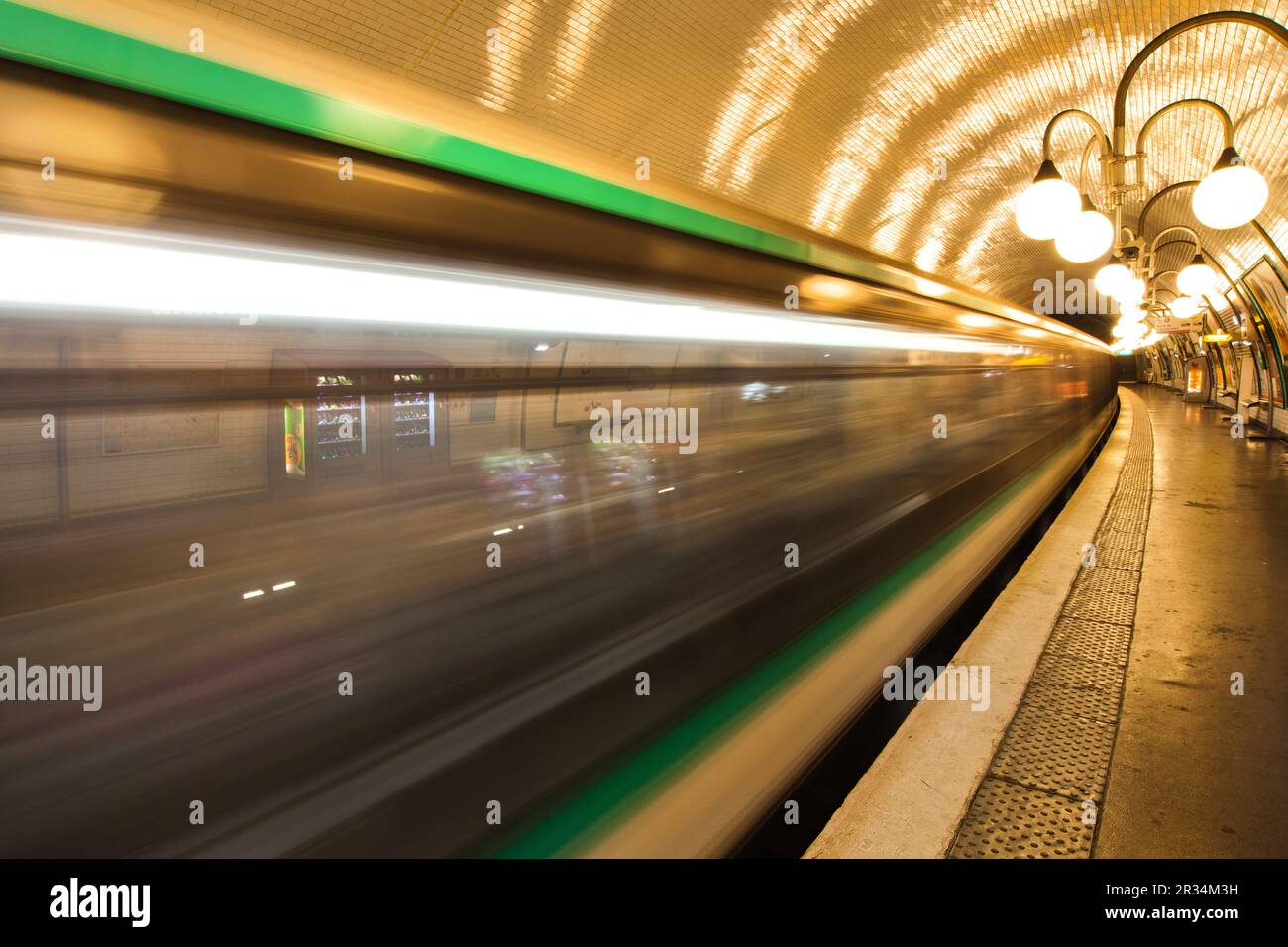 Paris metro stop hi-res stock photography and images - Alamy