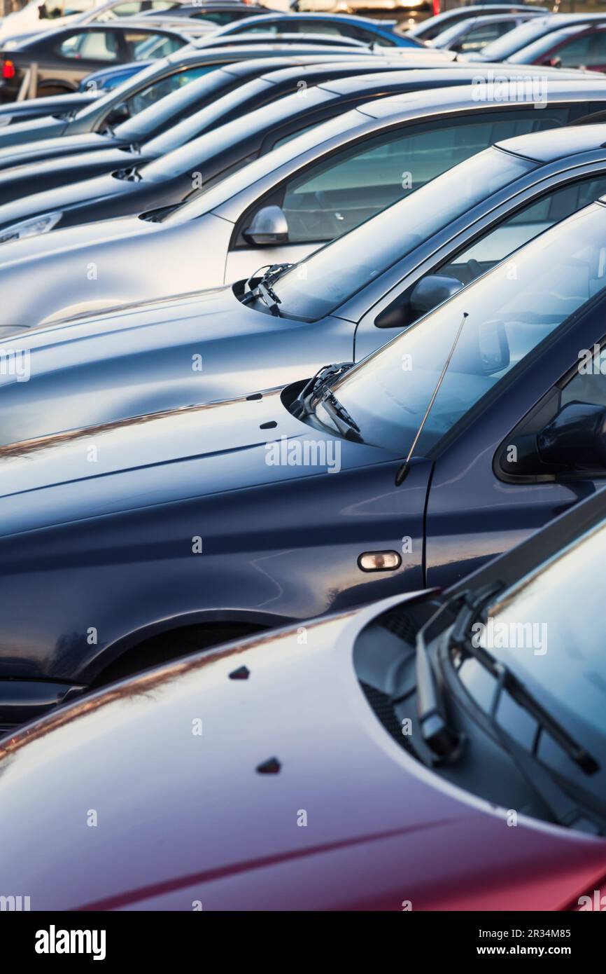 Row of cars parked hi-res stock photography and images - Alamy
