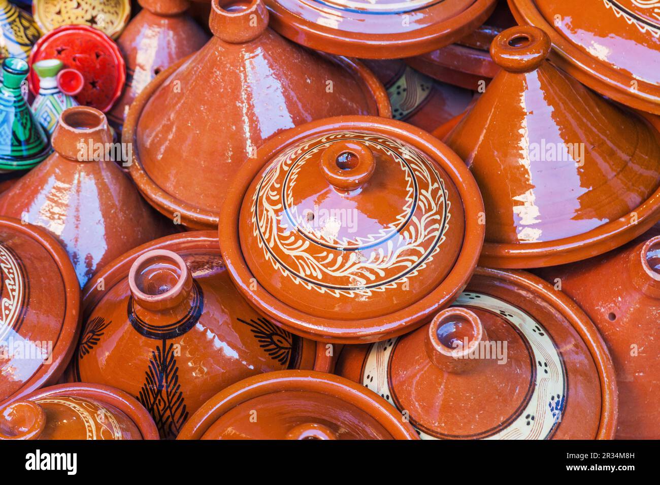 Moroccan pottery at a bazaar Stock Photo - Alamy