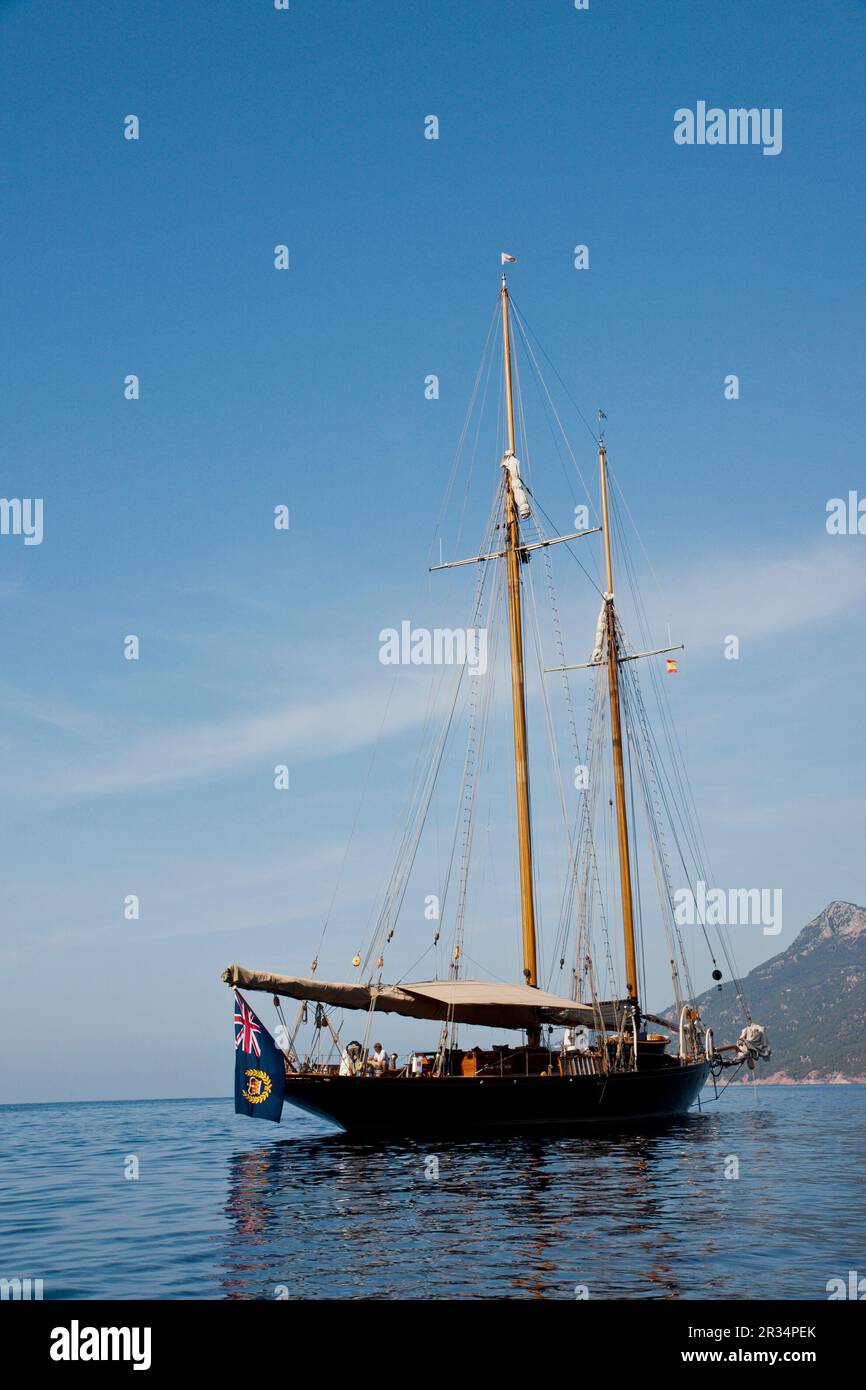 Barco de la costa hi-res stock photography and images - Alamy