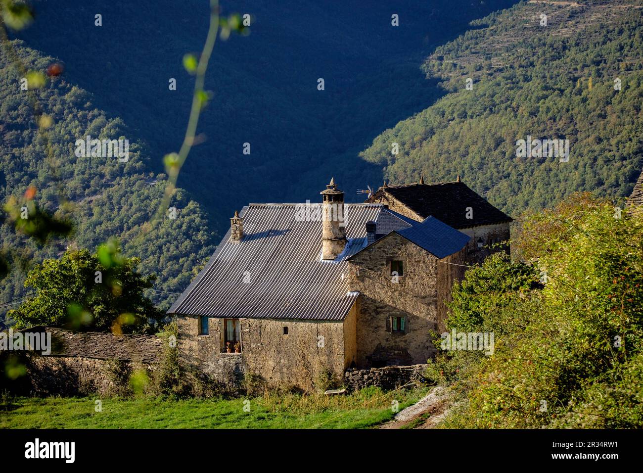 casa tipica con chimenea de brujas, Asín de Broto ,municipio de Broto ...