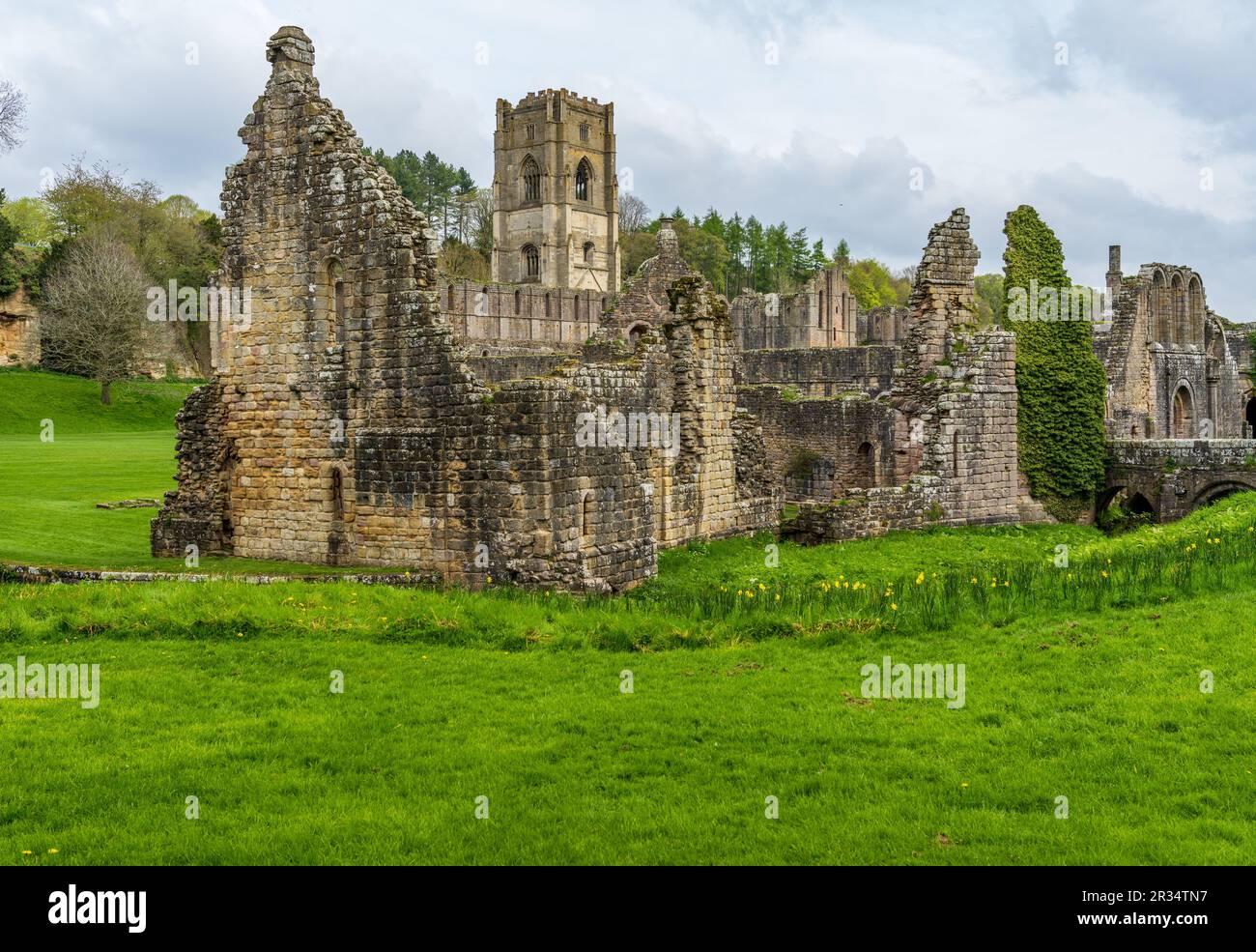 Fountain abbey ruins yorkshire hi-res stock photography and images - Alamy