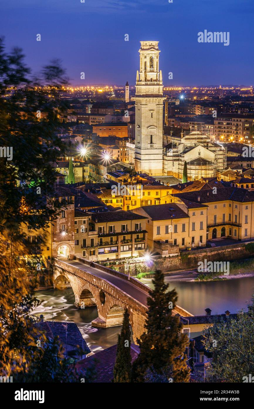 ciudad de Verona desde el Castillo San Pietro, Duomo, Verona, patrimonio de la humanidad, Veneto ...